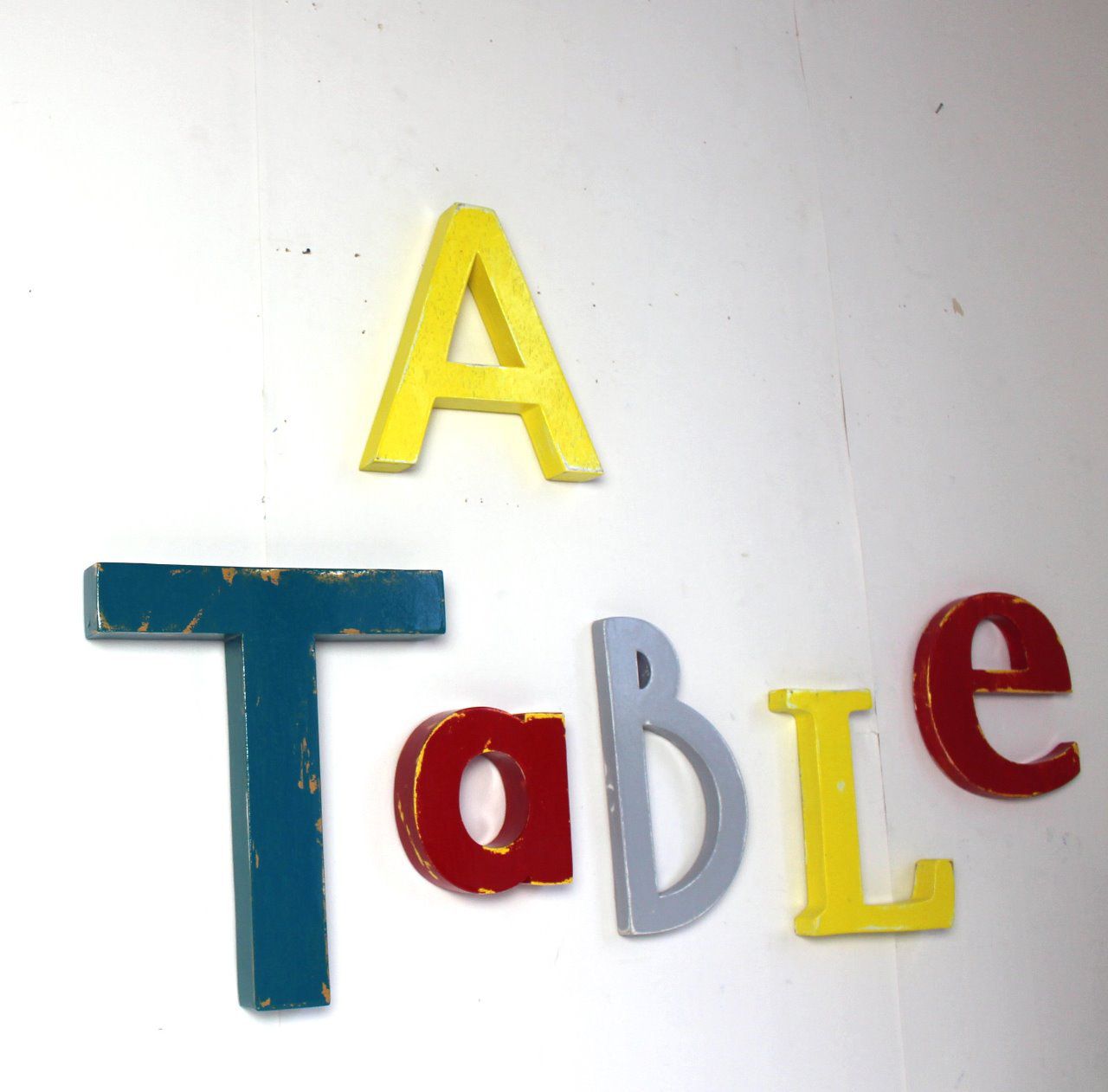 Lettres en bois " A TABLE " bleu canard, jaune,rouge,gris - Mylittledecor